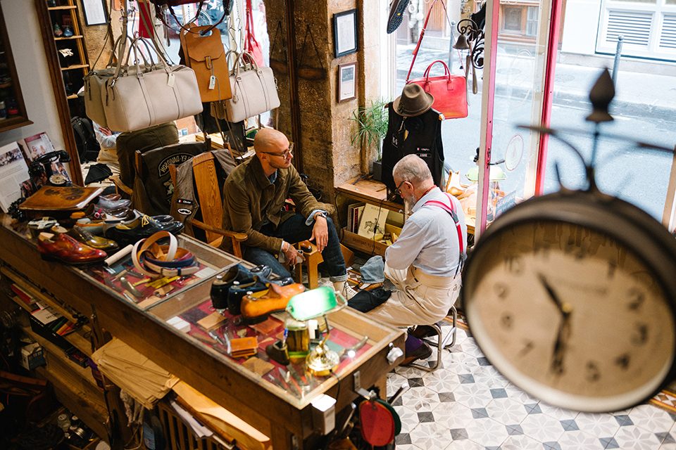 Bienvenue chez George & Georges à Paris, le bottier multicolore