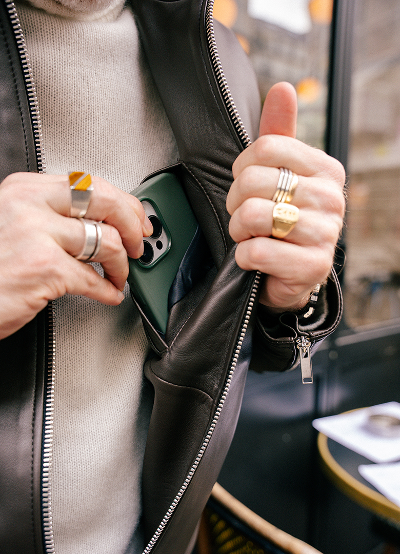On a créé un blouson en cuir chez Atelier Bertrand