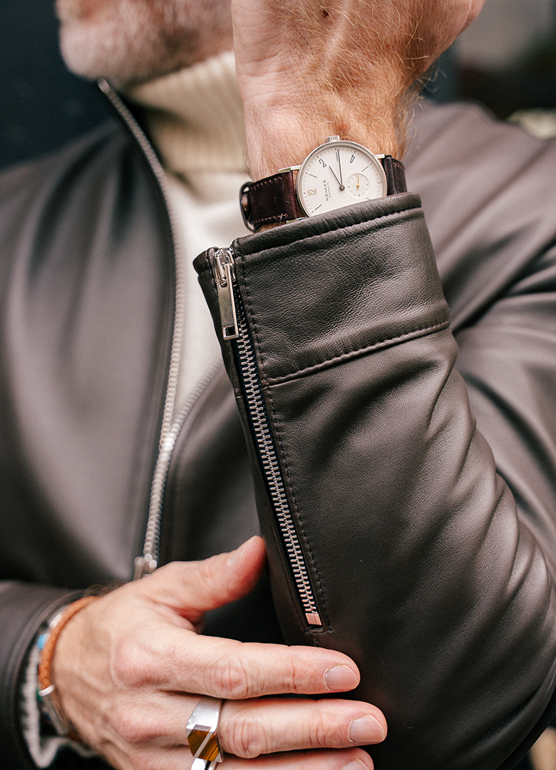 On a créé un blouson en cuir chez Atelier Bertrand