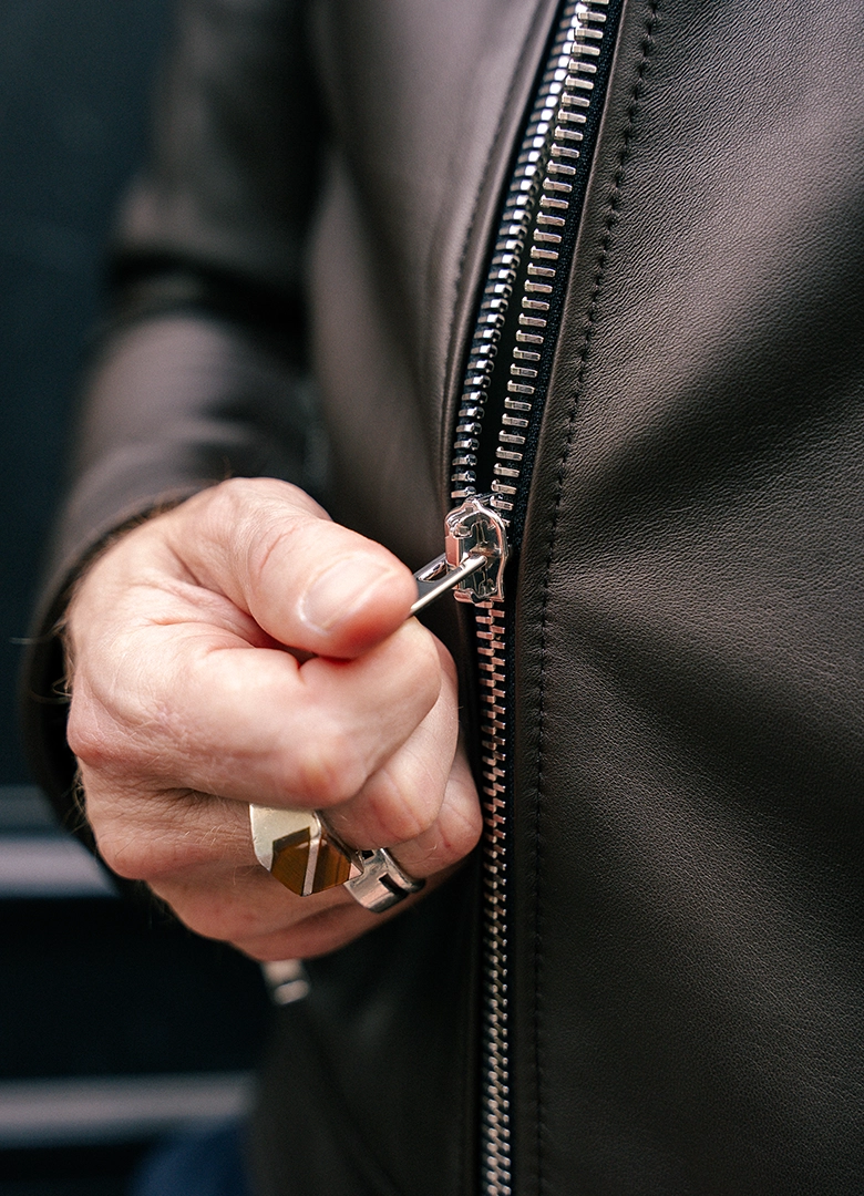 On a créé un blouson en cuir chez Atelier Bertrand