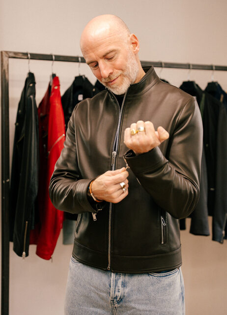On a créé un blouson en cuir chez Atelier Bertrand