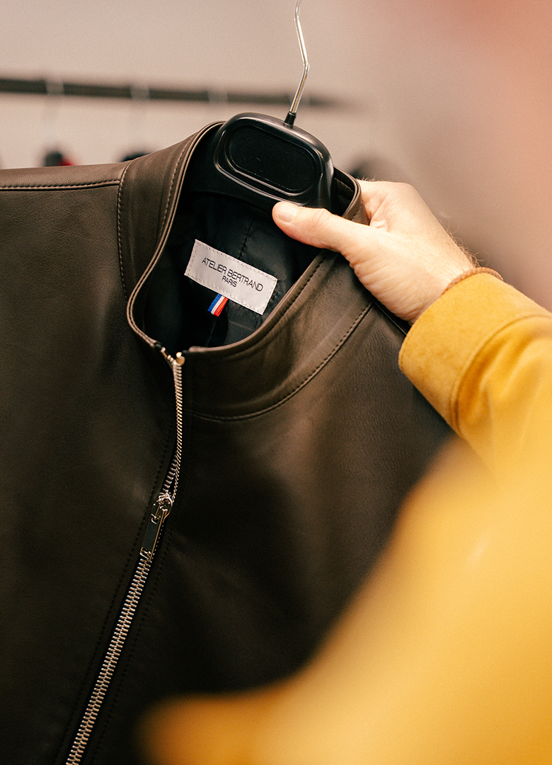 On a créé un blouson en cuir chez Atelier Bertrand