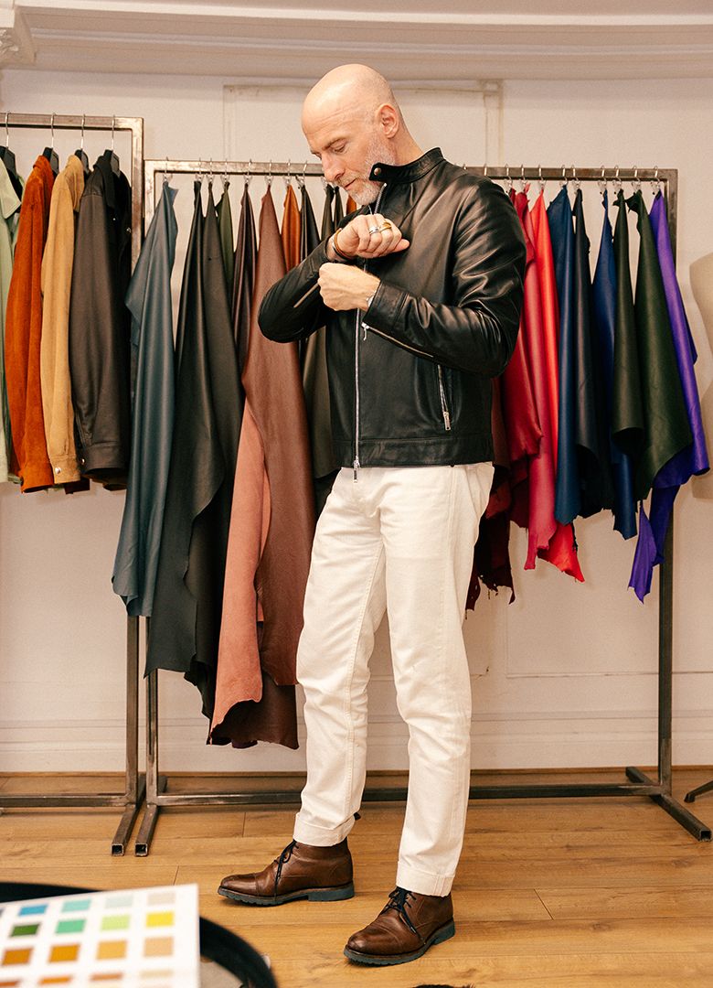 On a créé un blouson en cuir chez Atelier Bertrand